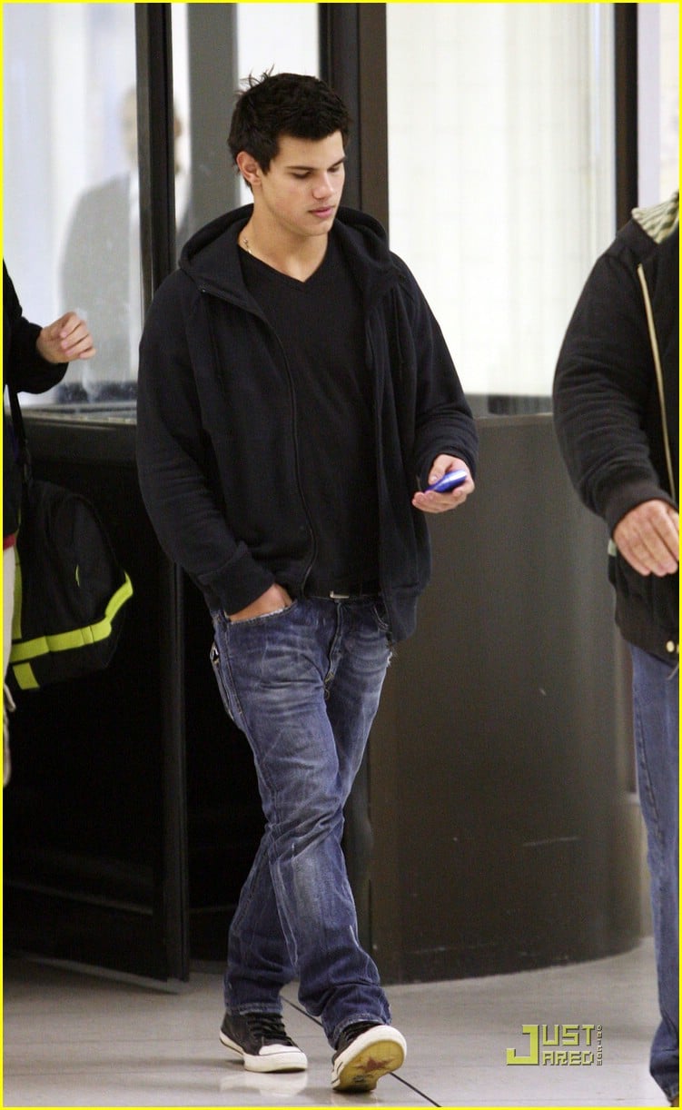 Taylor Lautner Returns to La La Land | Photo 167931 - Photo Gallery ...