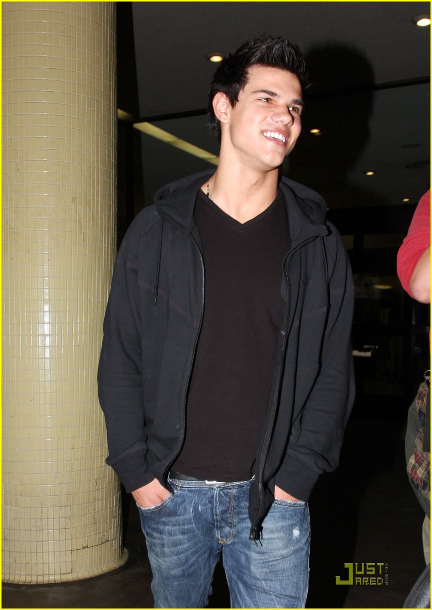 Taylor Lautner Returns to La La Land | Photo 167941 - Photo Gallery ...