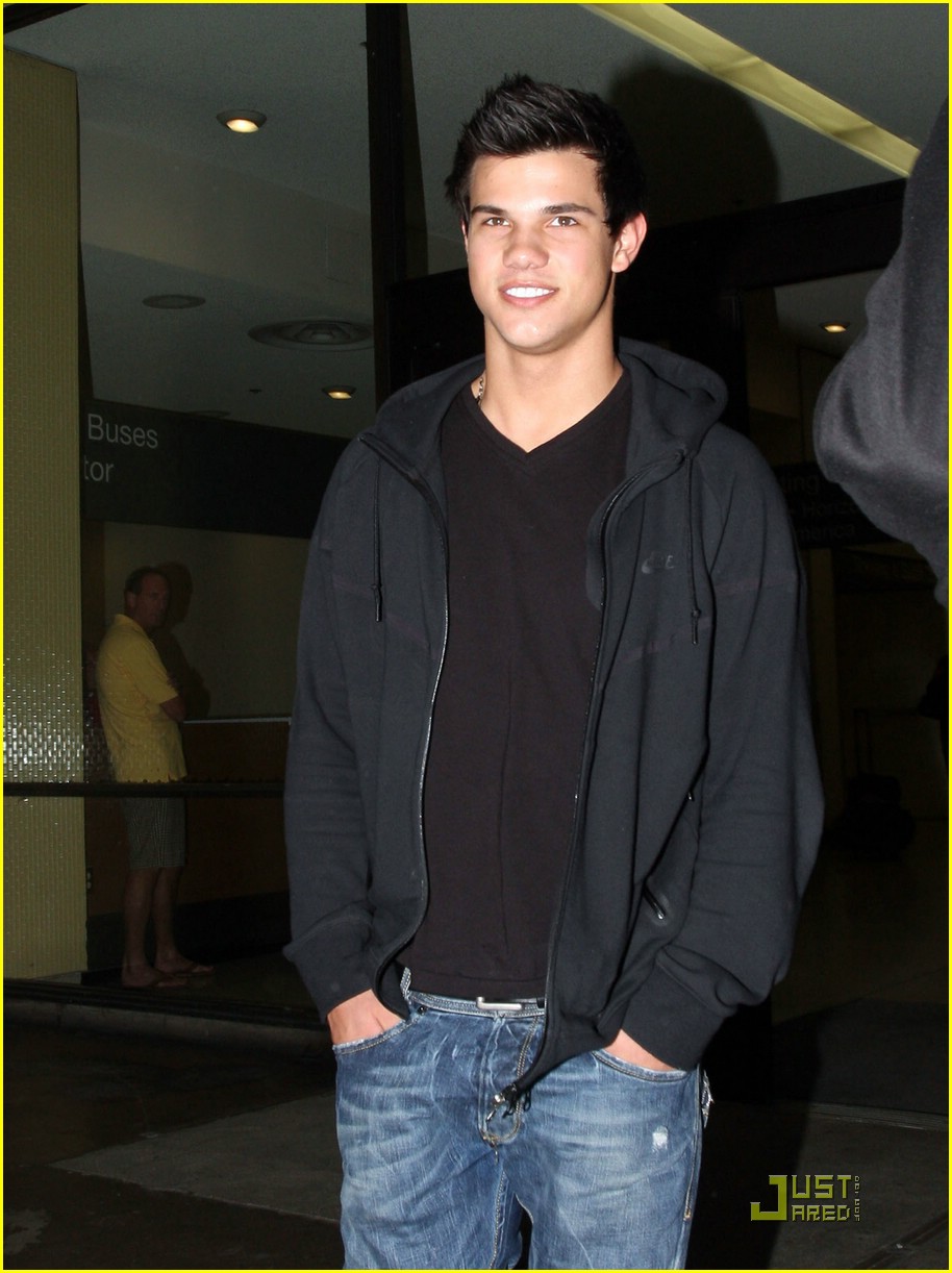 Taylor Lautner Returns to La La Land | Photo 167971 - Photo Gallery ...