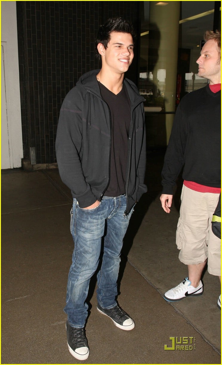 Taylor Lautner Returns to La La Land | Photo 167981 - Photo Gallery ...