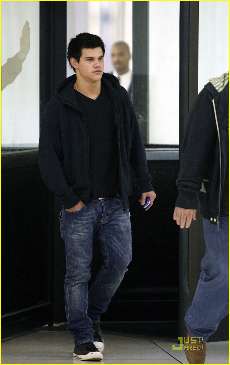 Taylor Lautner Returns to La La Land | Photo 167991 - Photo Gallery ...