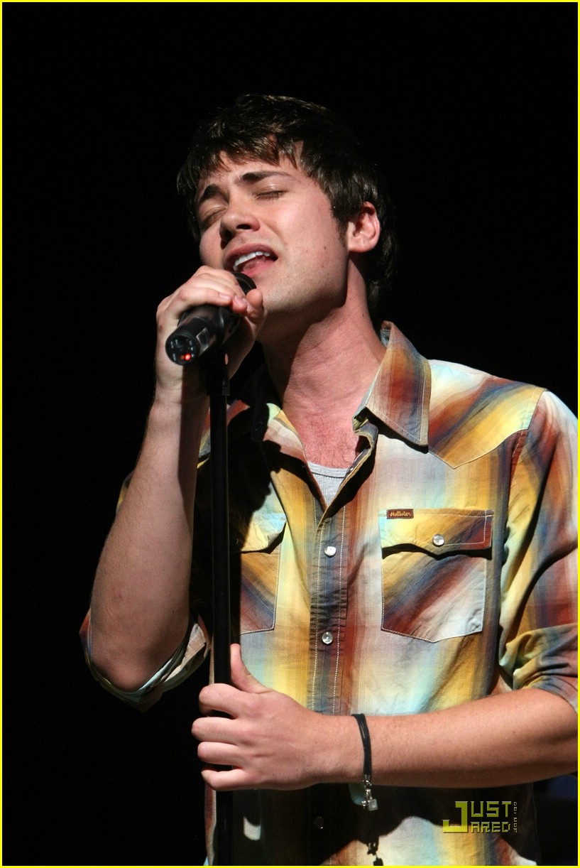 Drew Seeley Honors Women of Distinction | Photo 155031 - Photo Gallery ...