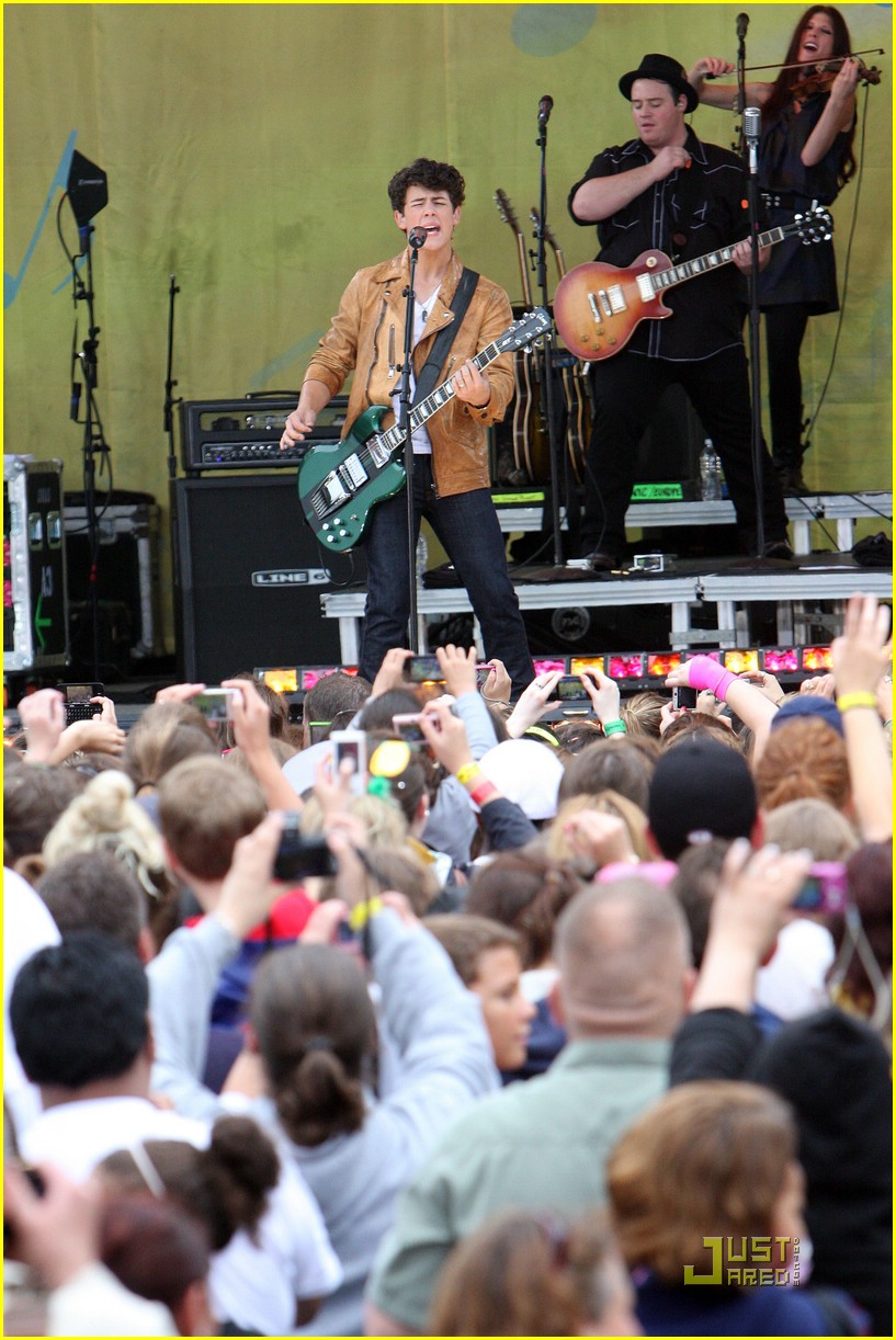 Full Sized Photo of jonas brothers central park party 25 | The Jonas ...
