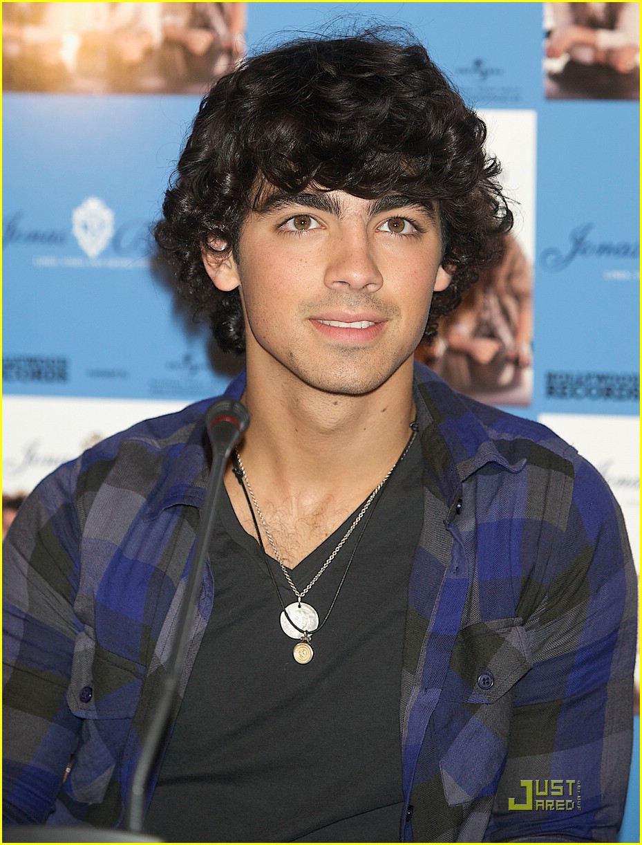 The Jonas Brothers Cause Madrid Mayhem | Photo 191361 - Photo Gallery ...