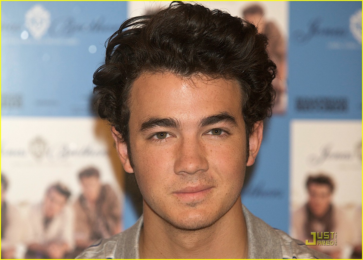 The Jonas Brothers Cause Madrid Mayhem | Photo 191481 - Photo Gallery ...