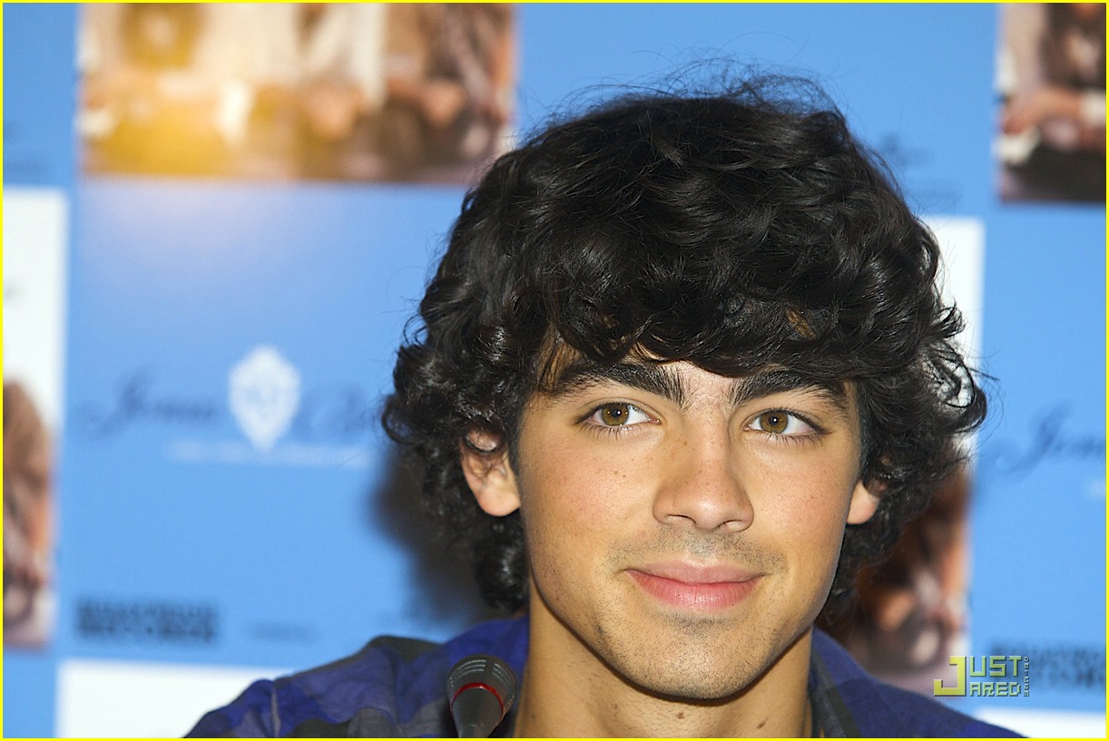 The Jonas Brothers Cause Madrid Mayhem | Photo 191591 - Photo Gallery ...