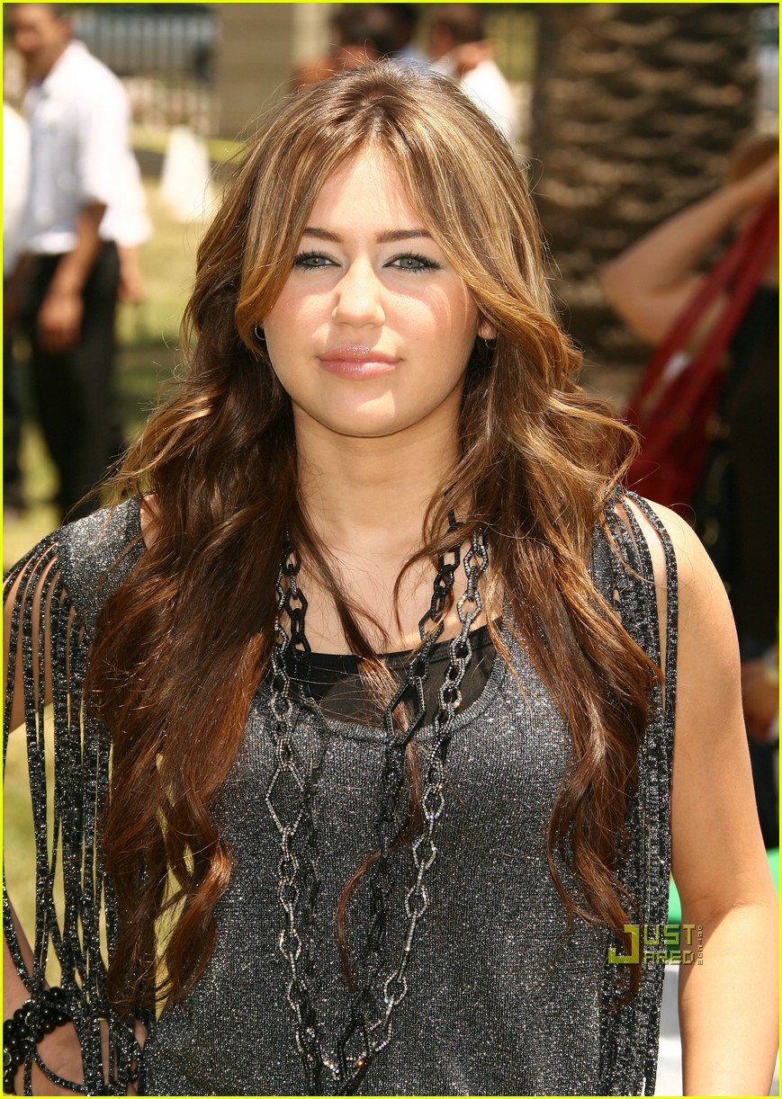 Miley Cyrus: Chain, Chain Chain... | Photo 183911 - Photo Gallery ...