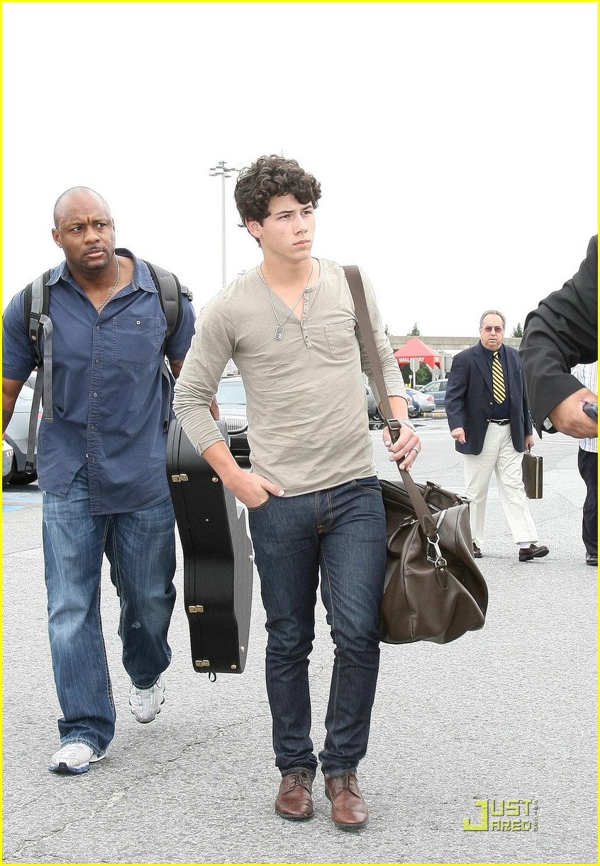 Nick Jonas: Lookin' La Guardia Good | Photo 188131 - Photo Gallery ...