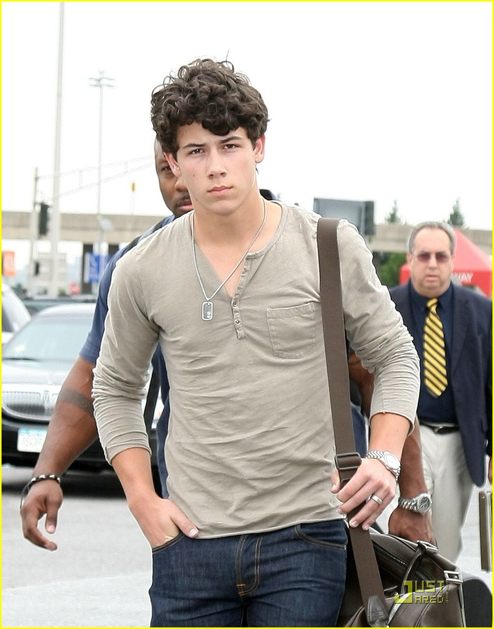Nick Jonas: Lookin' La Guardia Good | Photo 188161 - Photo Gallery ...