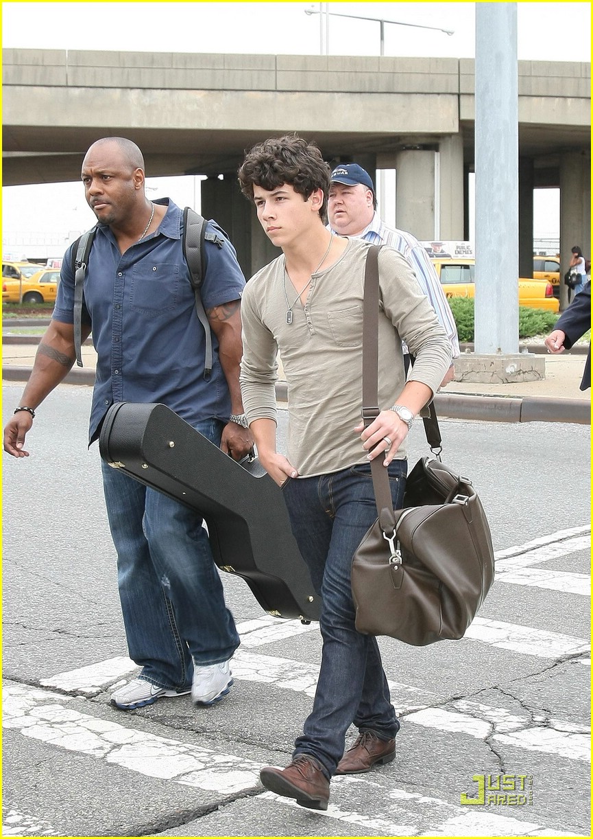 Nick Jonas: Lookin' La Guardia Good | Photo 188191 - Photo Gallery ...