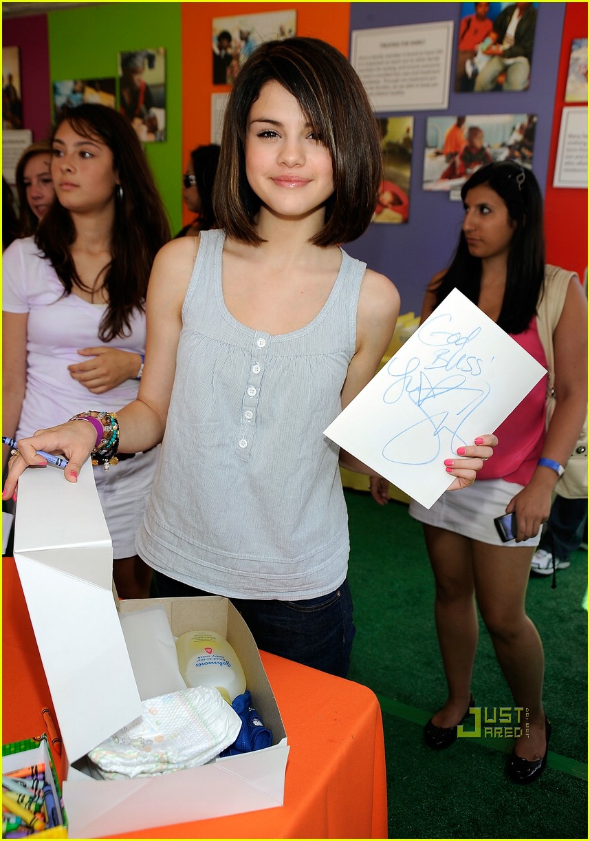 Selena Gomez Spreads Awareness For HIV/AIDS | Photo 184051 - Photo ...