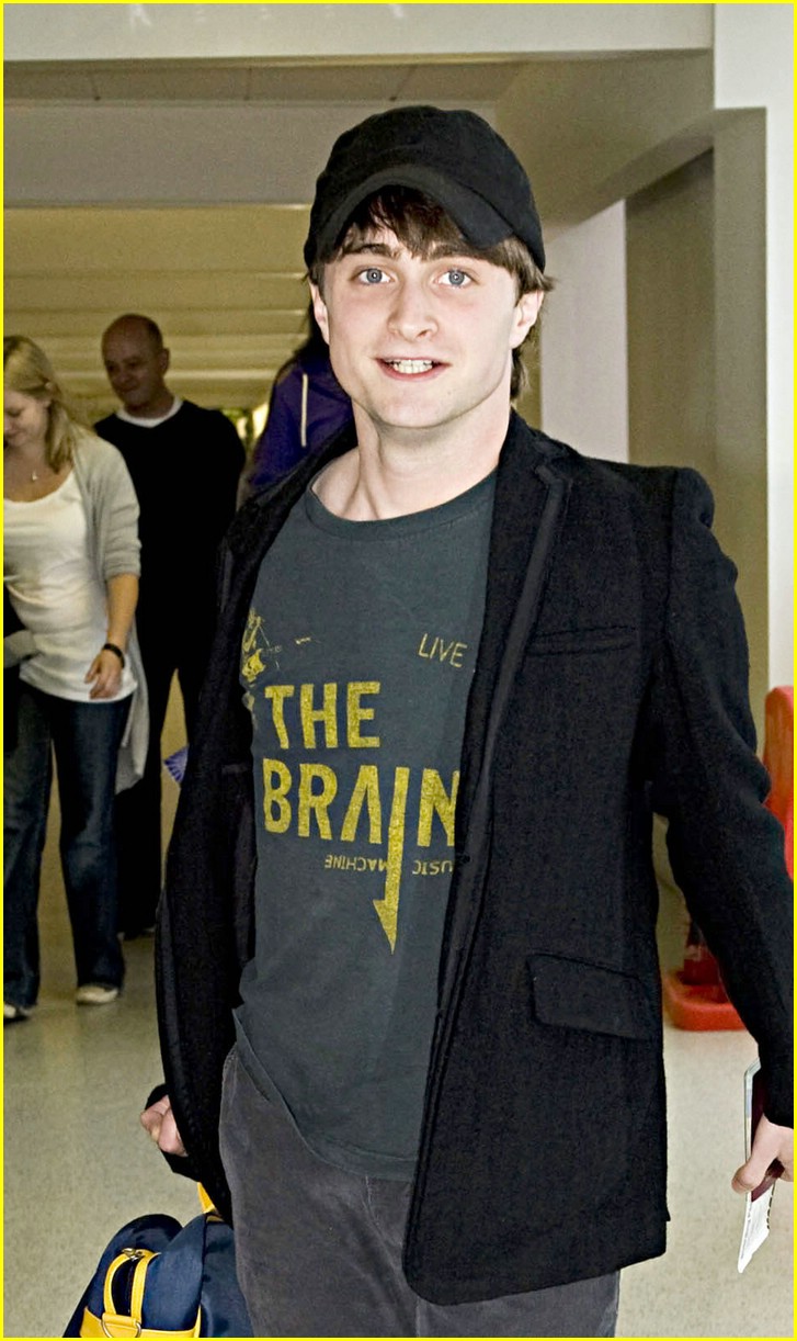 Daniel Radcliffe Heads Out of Heathrow | Photo 214311 - Photo Gallery ...