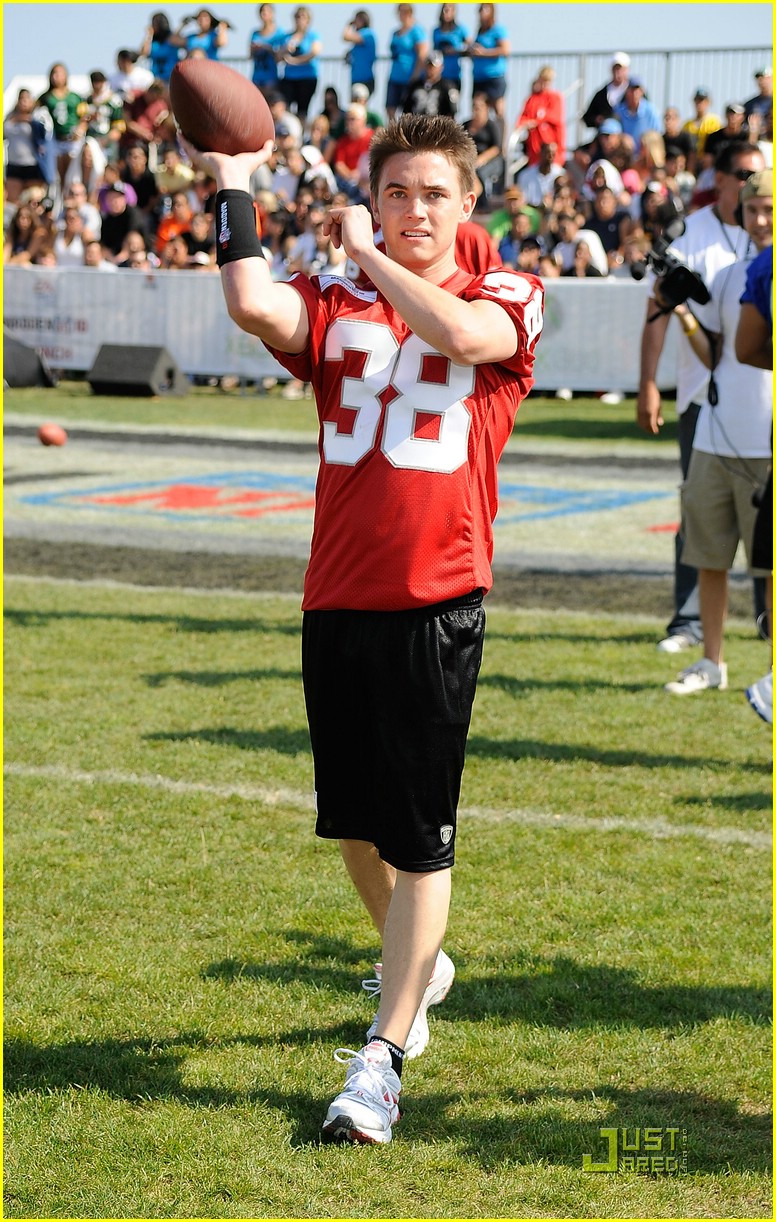 Full Sized Photo of jesse mccartney football freaky 07 | Jesse ...
