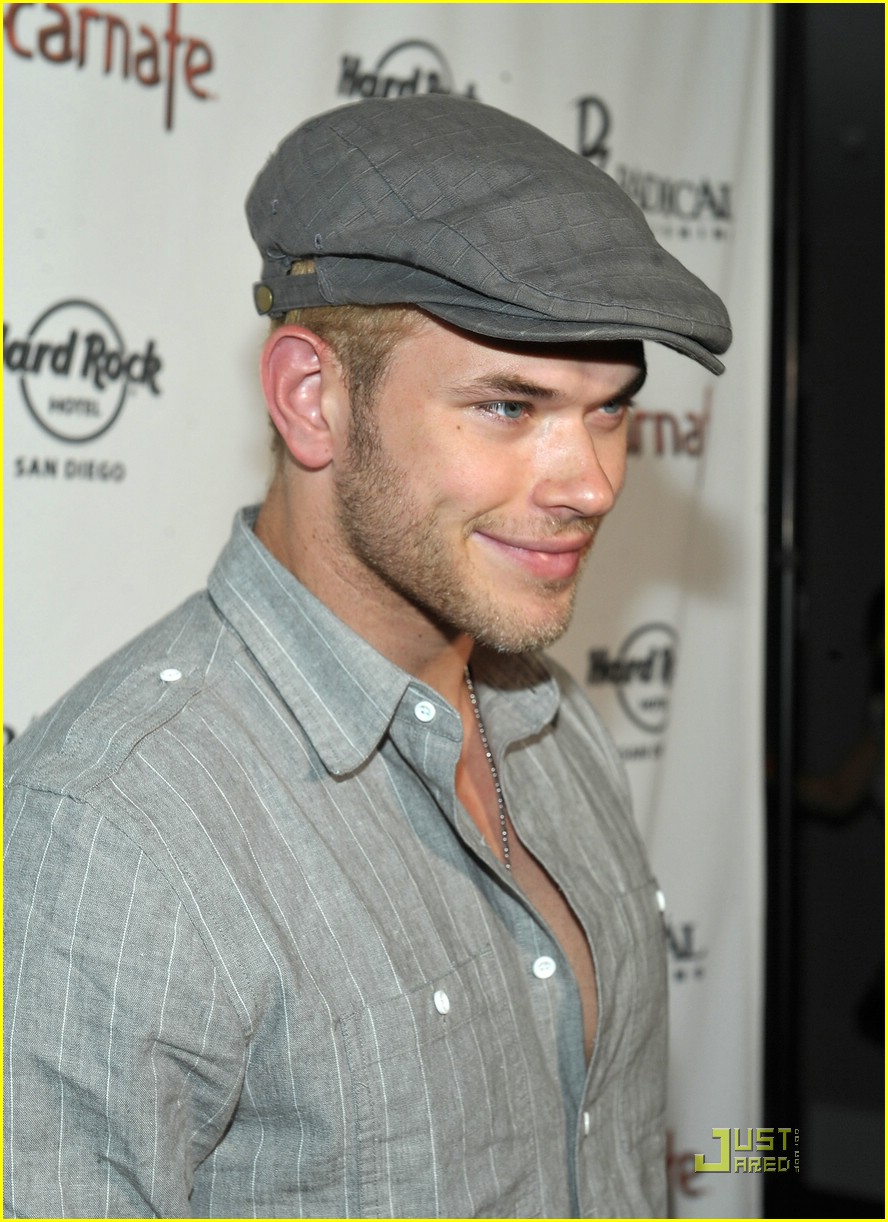 Kellan Lutz & Stan Lee Are Radical | Photo 226531 - Photo Gallery ...