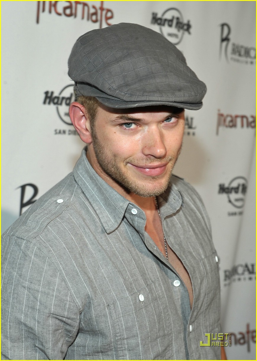 Kellan Lutz & Stan Lee Are Radical | Photo 226551 - Photo Gallery ...