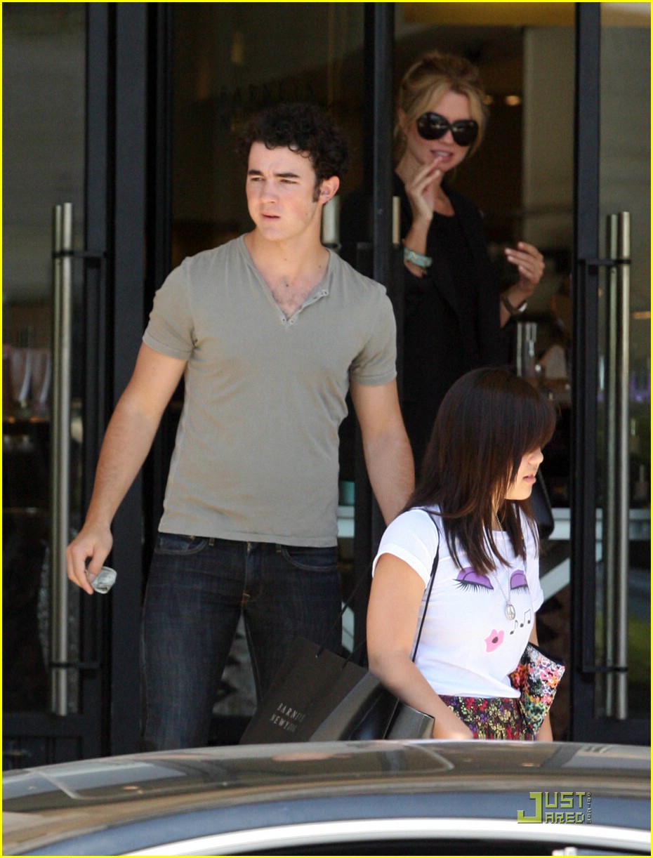 Kevin Jonas & Maya Kibbel: Barney's Buds | Photo 227851 - Photo Gallery ...