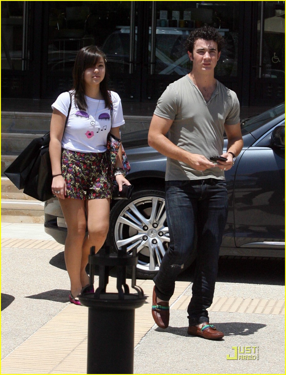 Kevin Jonas & Maya Kibbel: Barney's Buds | Photo 227911 - Photo Gallery ...