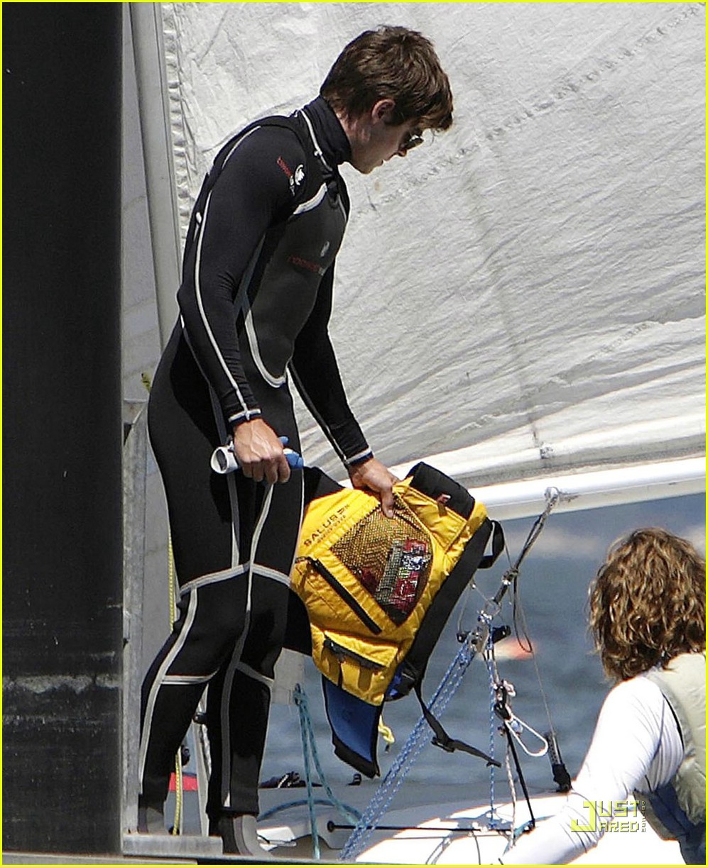 Full Sized Photo of zac efron wet suit 01 | Zac Efron is Wet Suit Sexy ...