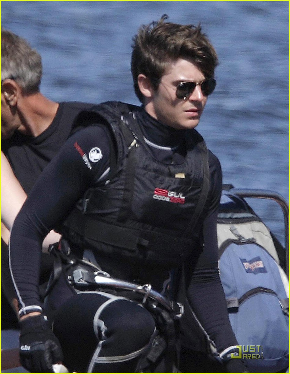 Full Sized Photo of zac efron wet suit 02 | Zac Efron is Wet Suit Sexy ...