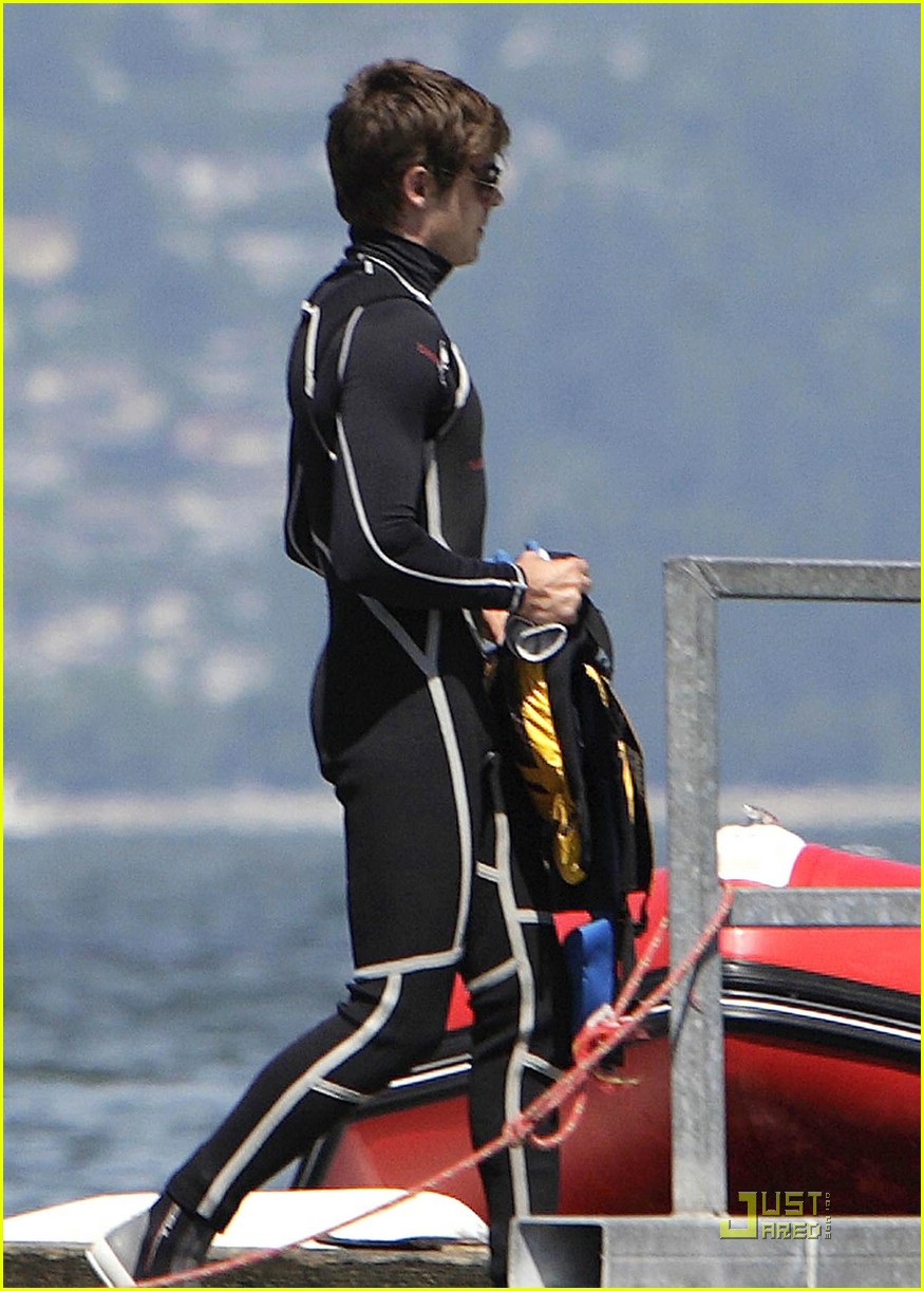 Full Sized Photo of zac efron wet suit 04 | Zac Efron is Wet Suit Sexy ...