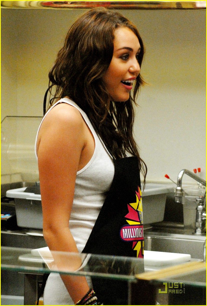 Miley Cyrus Makes A Milkshake | Photo 270621 - Photo Gallery | Just ...