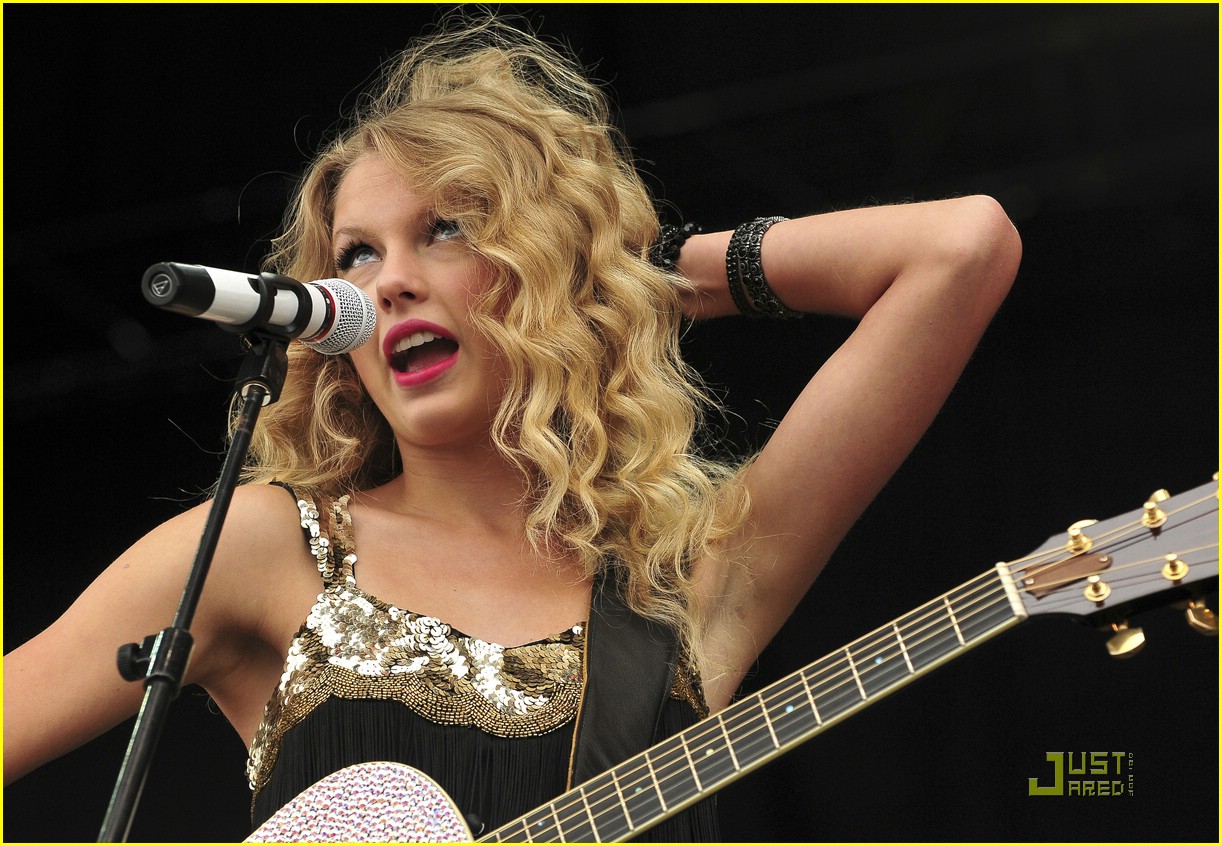 Taylor Swift: V Fest Day Two! | Photo 262901 - Photo Gallery | Just ...