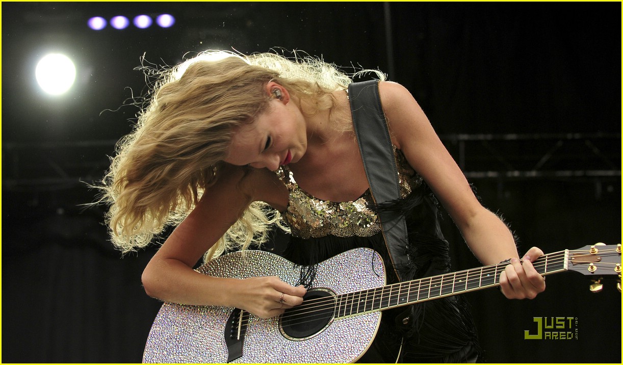 Taylor Swift: V Fest Day Two! | Photo 262921 - Photo Gallery | Just ...