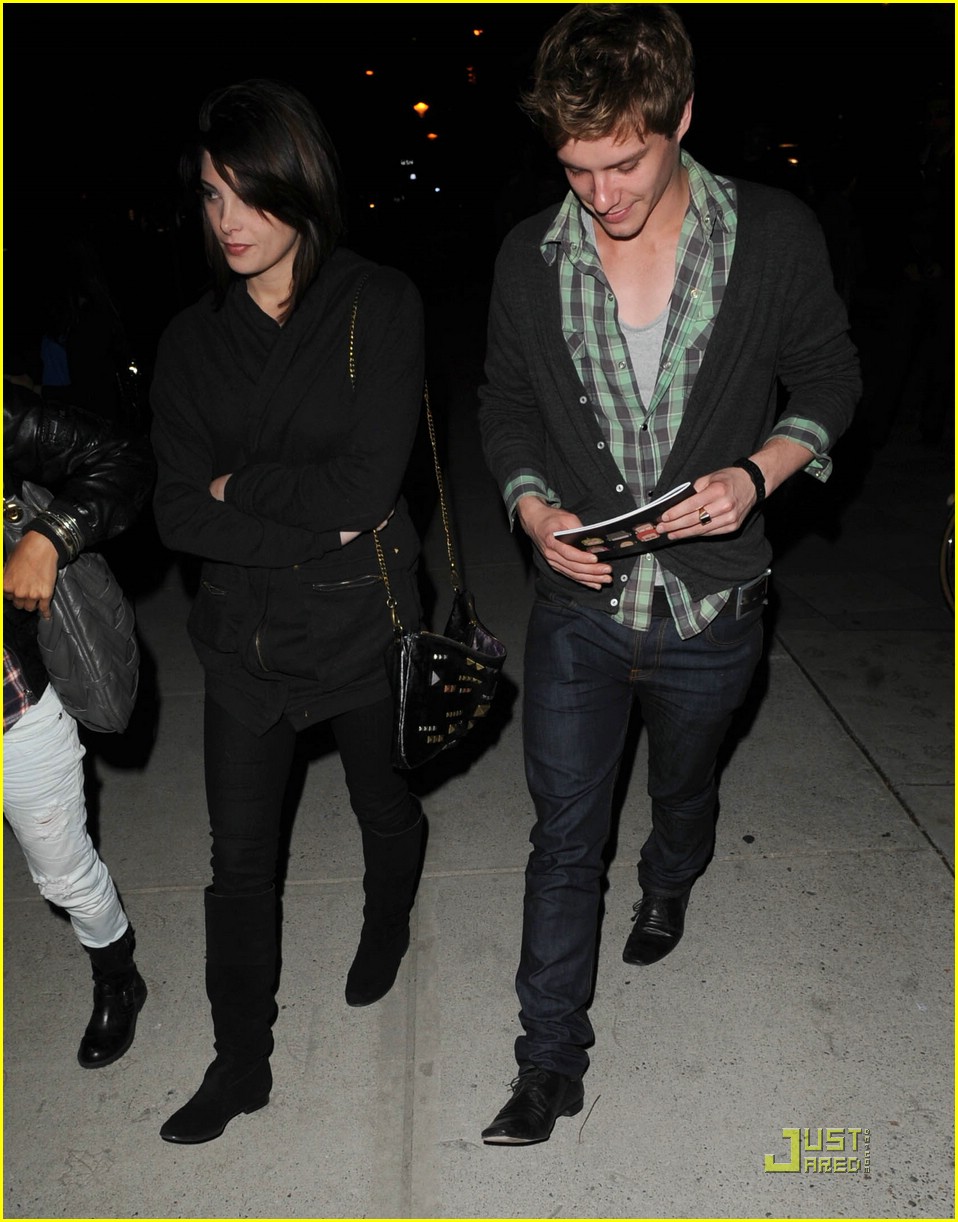 Ashley Greene & Xavier Samuel Check Out 100 Monkeys | Photo 294621 ...