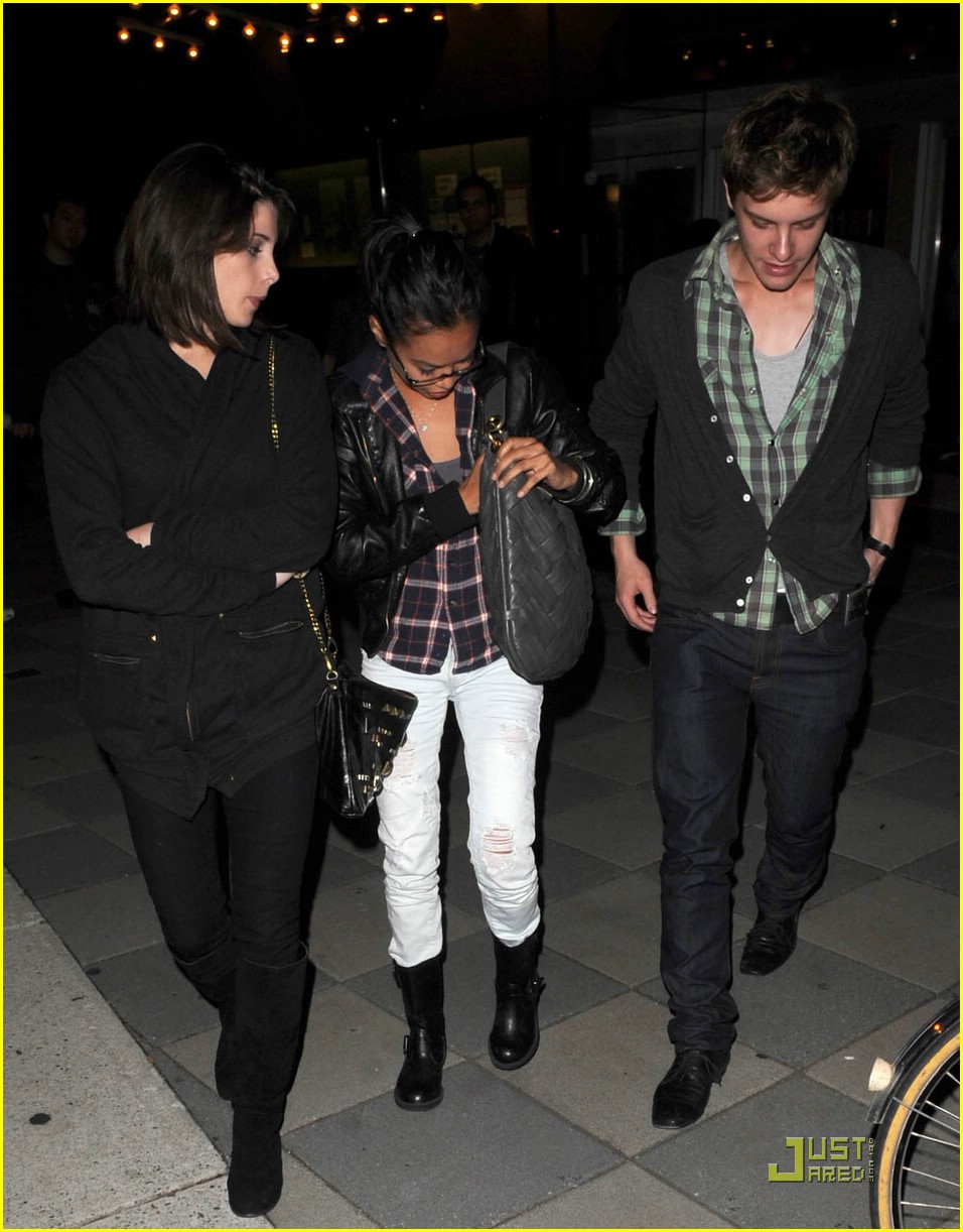 Ashley Greene & Xavier Samuel Check Out 100 Monkeys | Photo 294651 ...