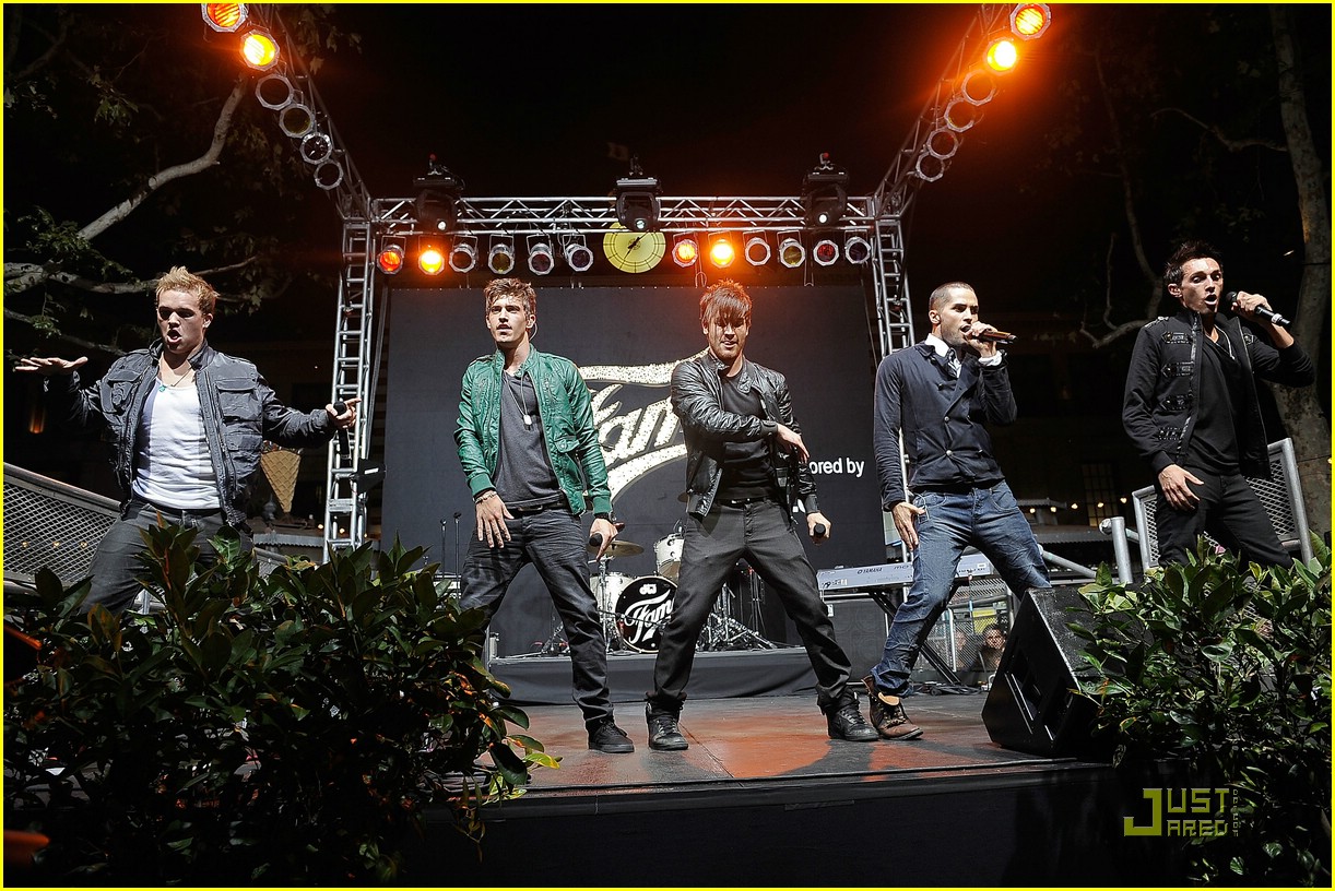 Full Sized Photo of v factory fame premiere 05 | V Factory: Go See Fame ...