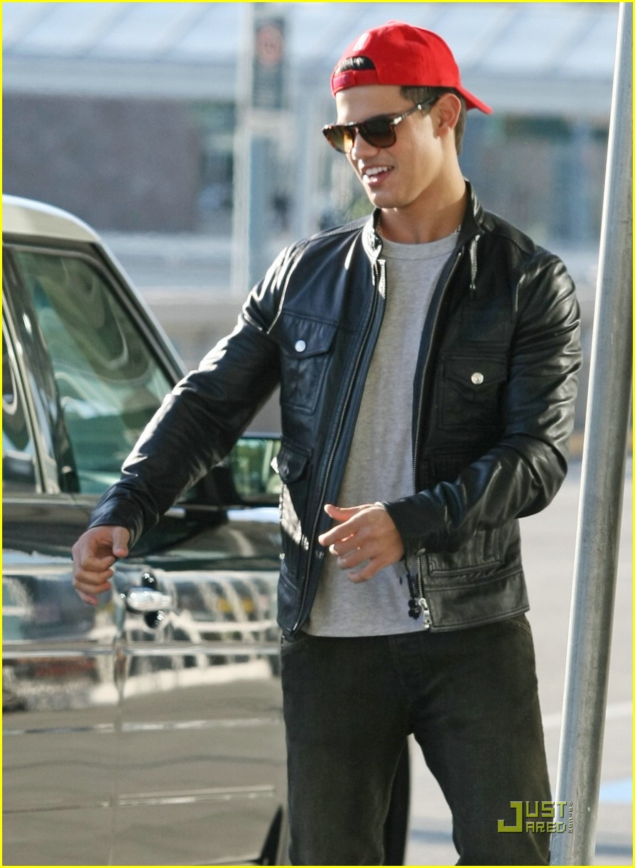 Full Sized Photo of taylor lautner rec cap 06 | Taylor Lautner is Red ...