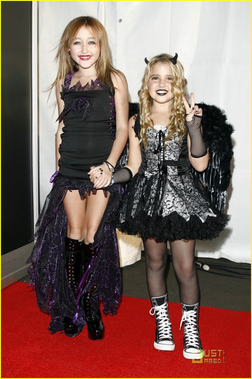 Noah Cyrus & Emily Grace Reaves are Vampire Vicious | Photo 325681 ...