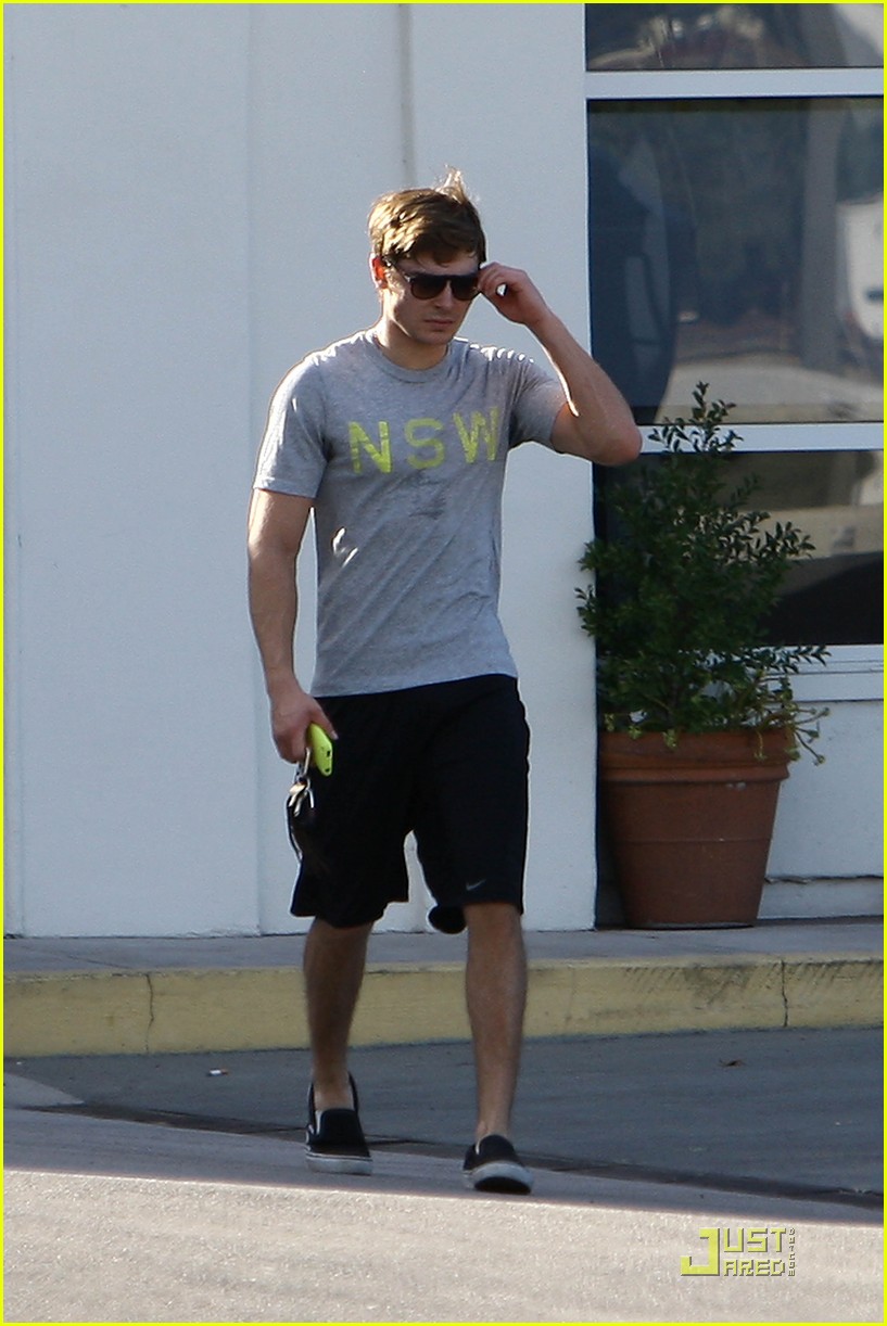 Zac Efron: Muscle Man Returns! | Photo 336441 - Photo Gallery | Just ...