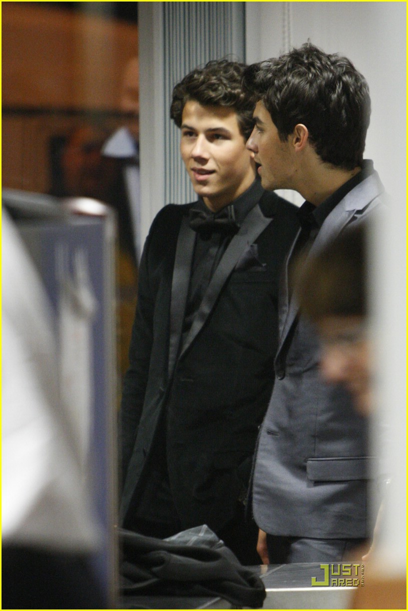 Full Sized Photo of jonas brothers bye bye berlin 09 | Jonas Brothers ...