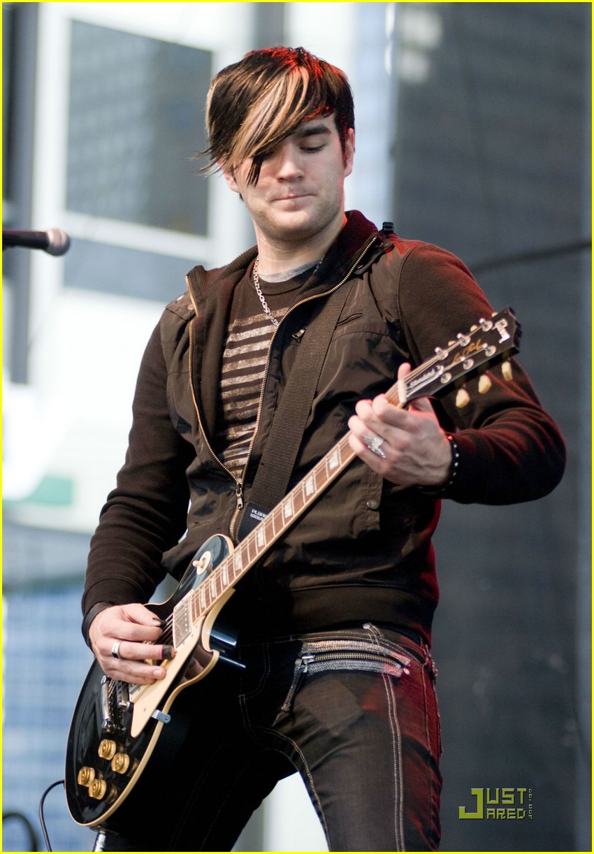 Mitchel Musso Warms Up The Magnificent Mile | Photo 350244 - Photo ...