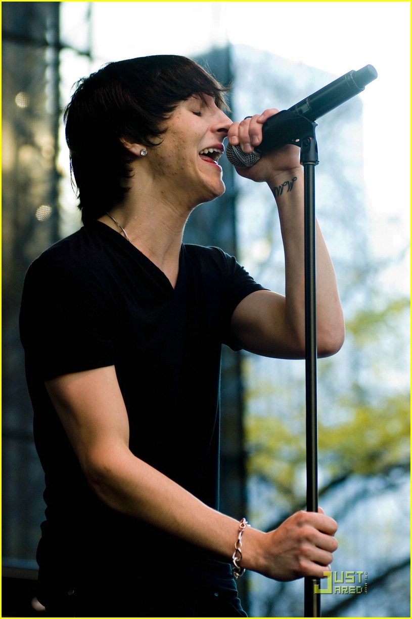 Mitchel Musso Warms Up The Magnificent Mile | Photo 350273 - Photo ...