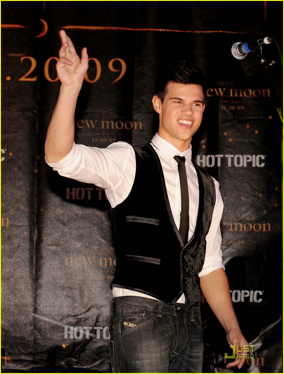 New Moon Takes Over Hollywood | Photo 339961 - Photo Gallery | Just ...