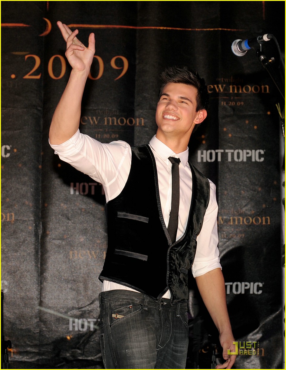 New Moon Takes Over Hollywood | Photo 340241 - Photo Gallery | Just ...