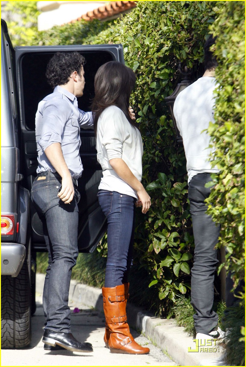 Joe Jonas Gets Suprised By Fans | Photo 356775 - Photo Gallery | Just ...