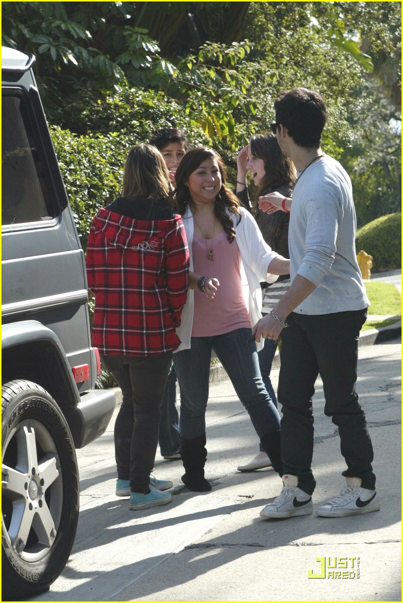 Joe Jonas Gets Suprised By Fans | Photo 356778 - Photo Gallery | Just ...