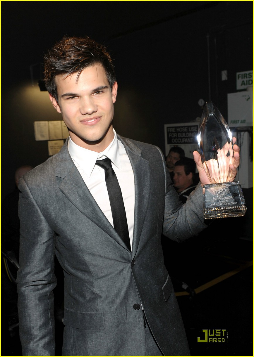 Taylor Lautner Wins Breakout Movie Actor! | Photo 353982 - Photo ...