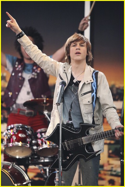 Full Sized Photo of logan miller catastrophe 13 | Logan Miller is Cat ...