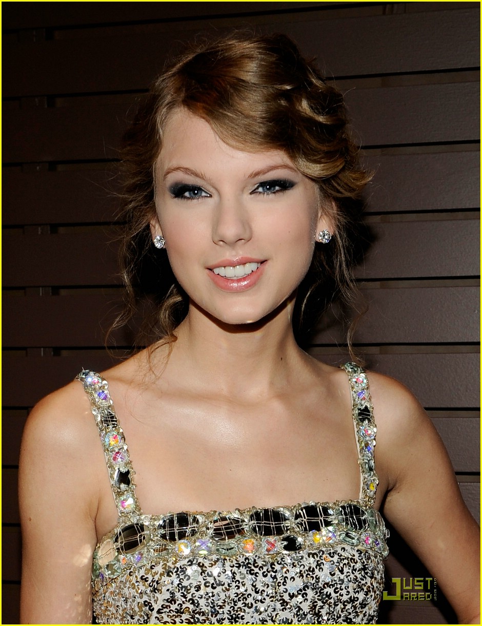 Taylor Swift Glitters in Gold | Photo 356802 - Photo Gallery | Just ...