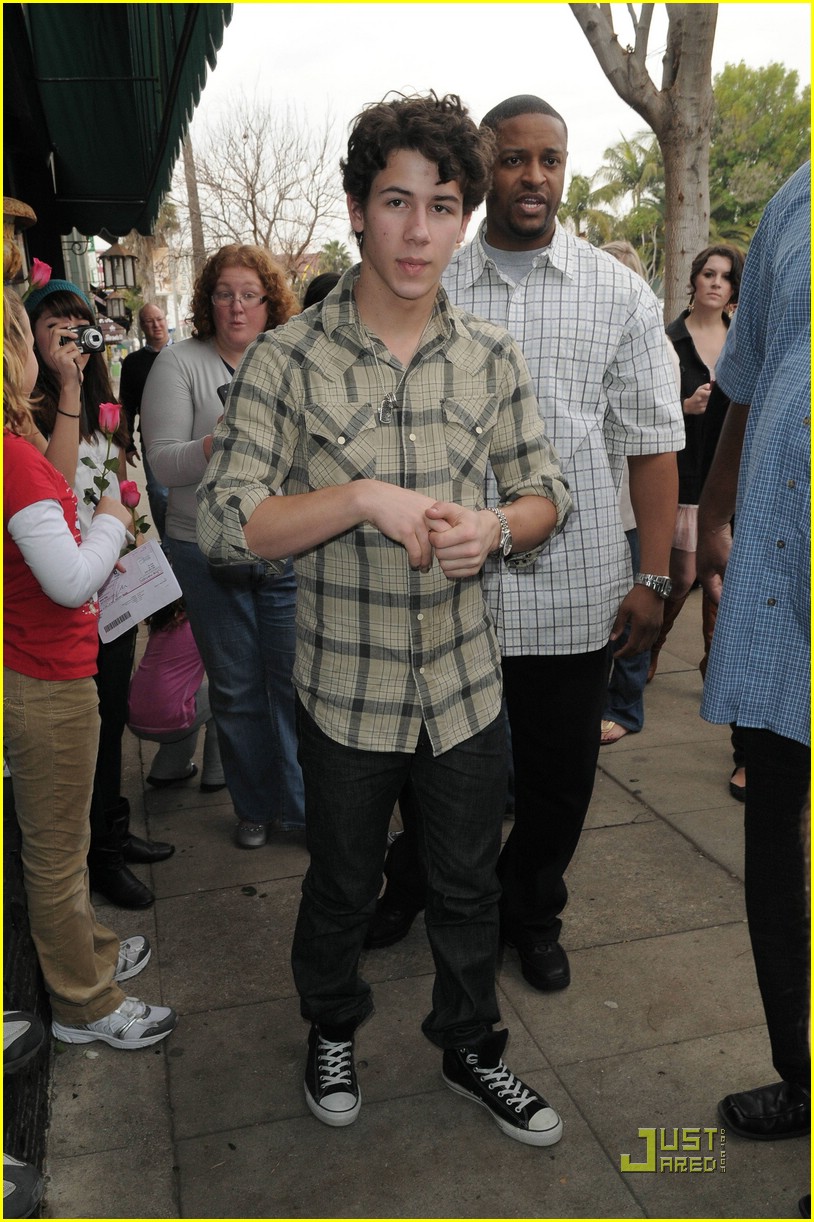 Nick Jonas: Roses For My Fans! | Photo 357391 - Photo Gallery | Just Jared Jr.