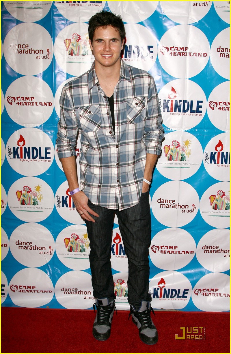 Robbie Amell Dances The Night Away | Photo 358793 - Photo Gallery ...