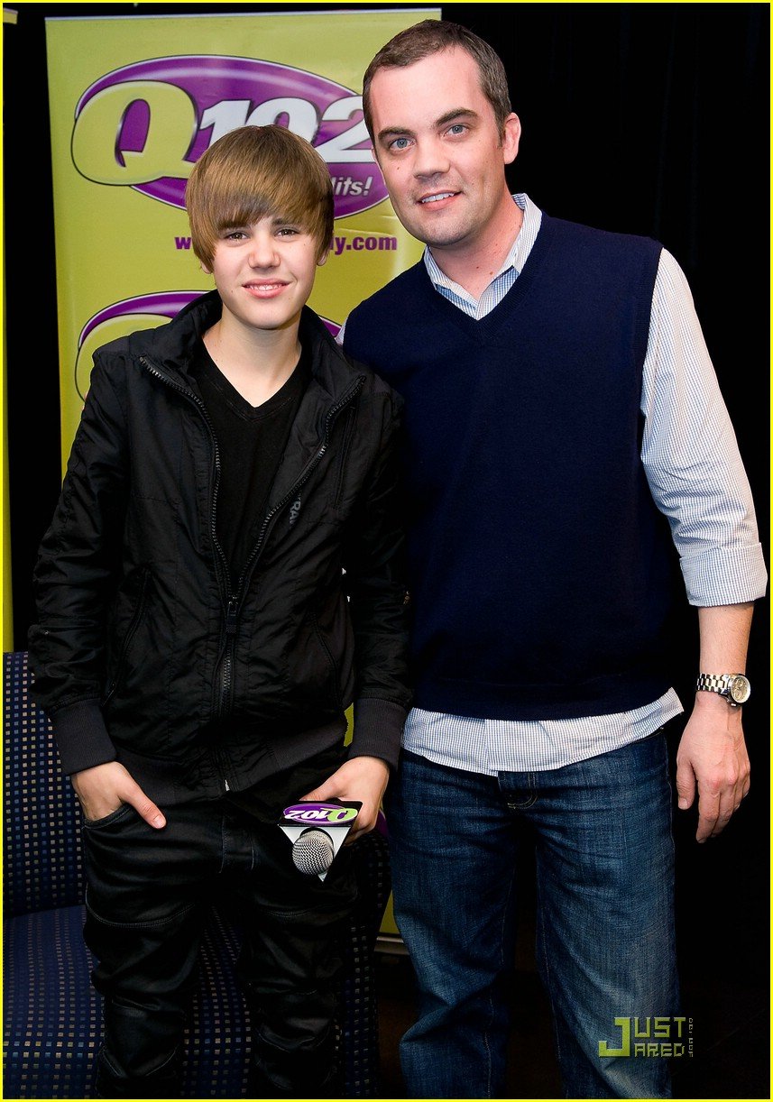 Justin Bieber: Blue Suede Shoes Showoff | Photo 361437 - Photo Gallery ...