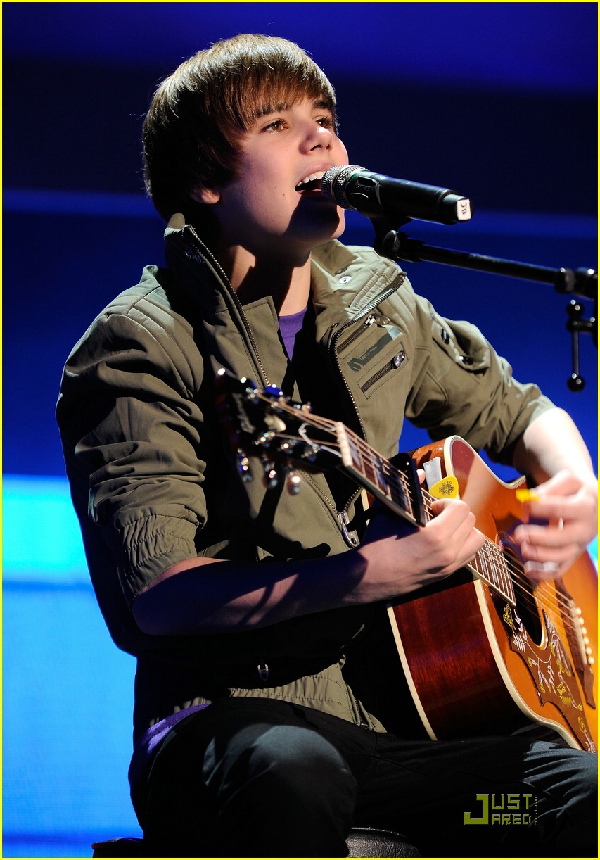 Justin Bieber Pumps Up The Party | Photo 361569 - Photo Gallery | Just ...