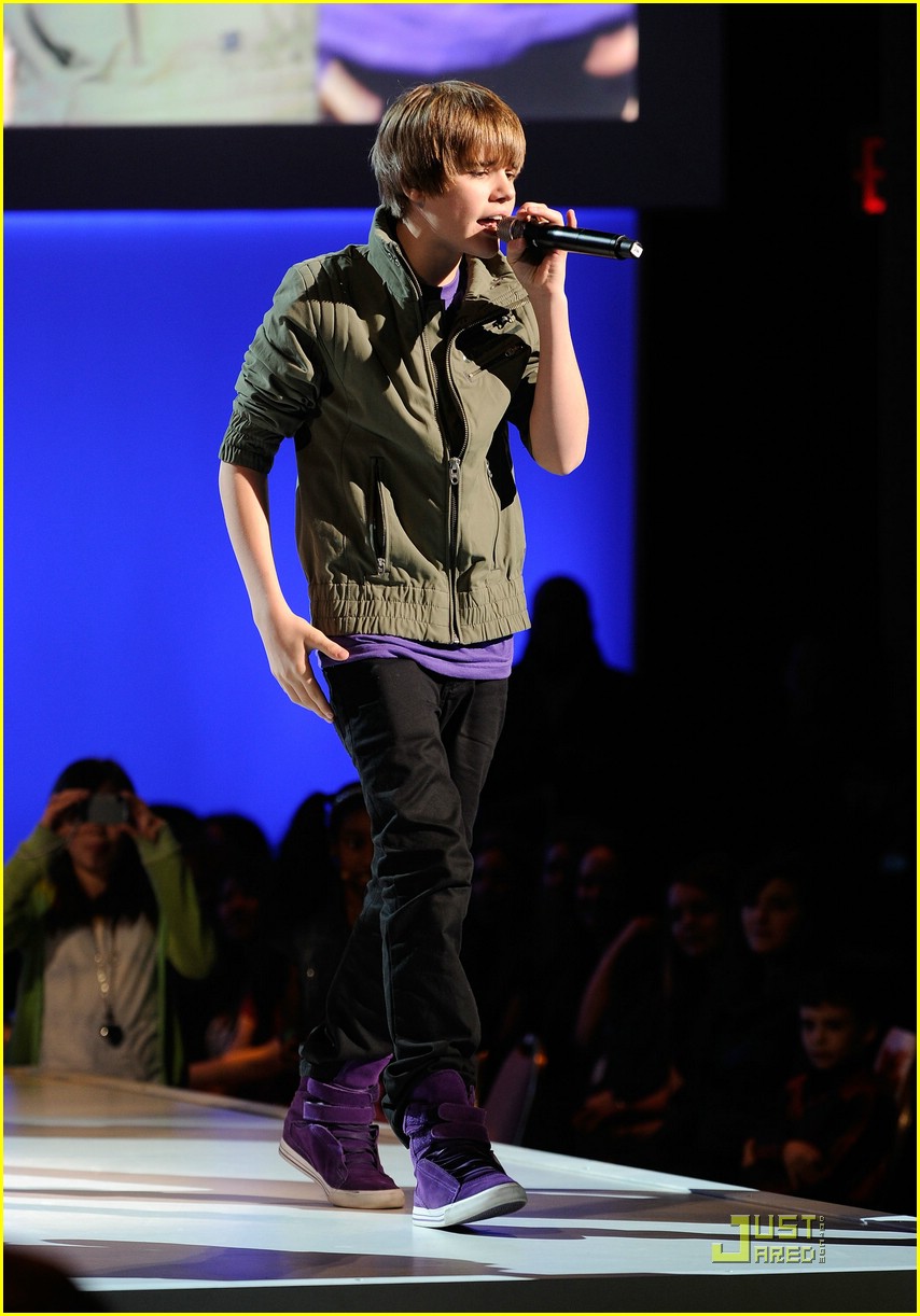 Justin Bieber Pumps Up The Party | Photo 361587 - Photo Gallery | Just ...