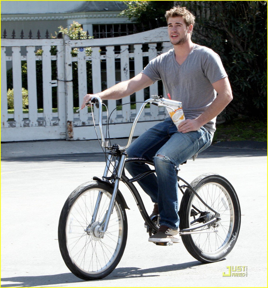 Miley Cyrus & Liam Hemsworth Tour Toluca Lake | Photo 360927 - Photo ...