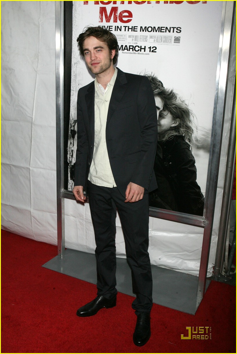 Robert Pattinson Premieres Remember Me in NYC | Photo 360502 - Photo ...